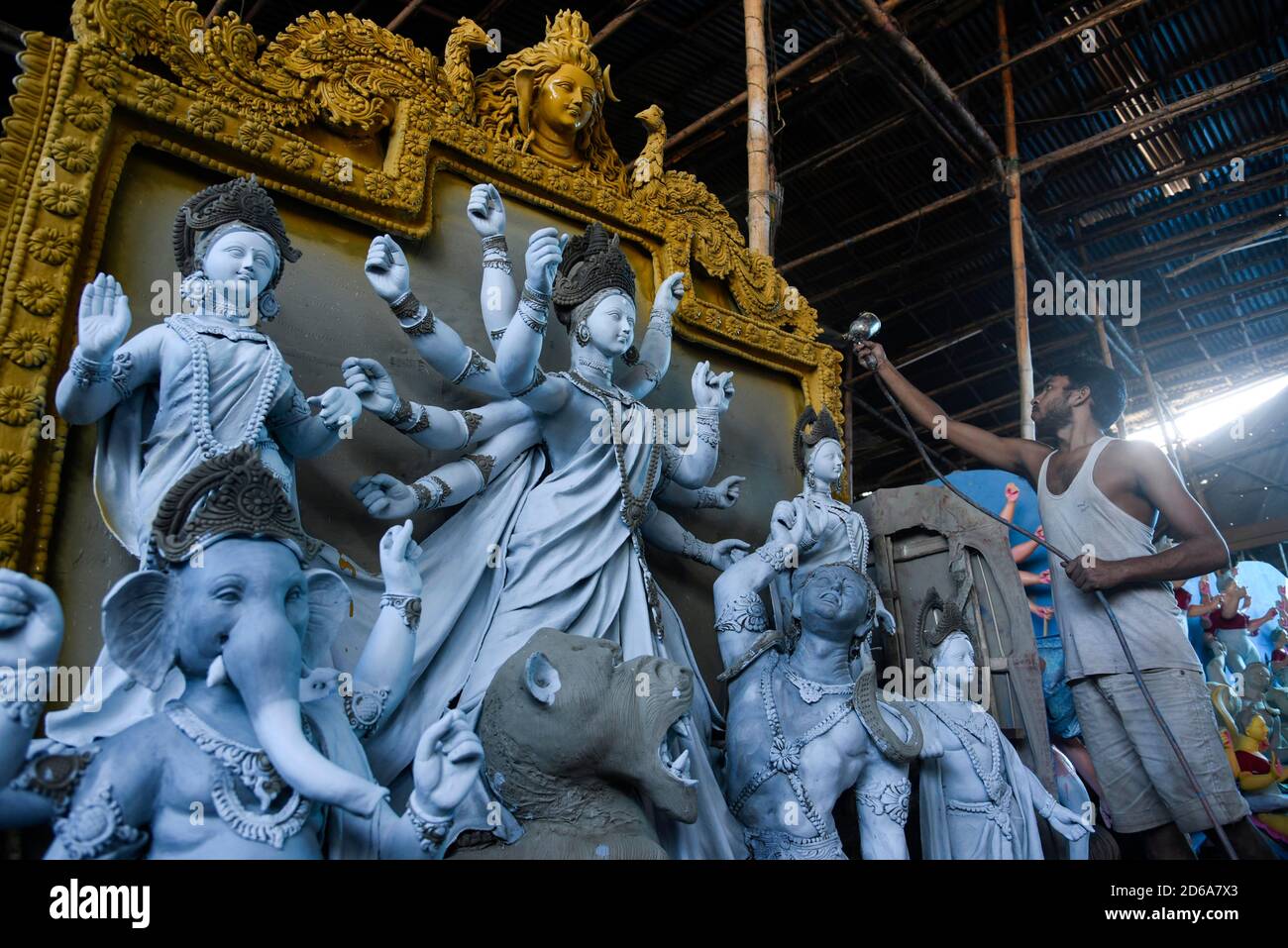 Guwahati, Assam, India. 15tth Oct 2020. Artisan making an idol of ...