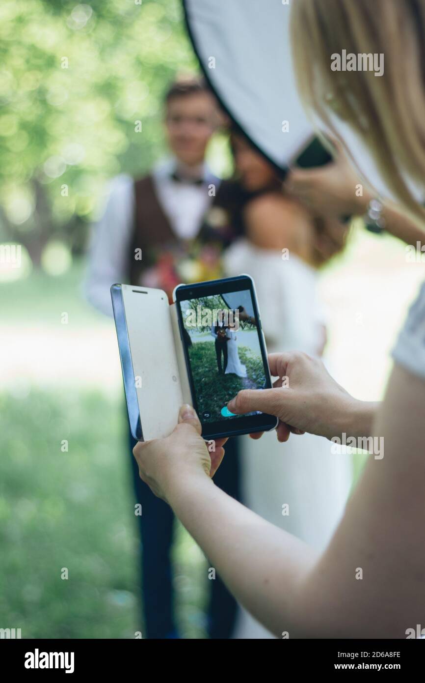 Mobile phone wedding bride photographer hi-res stock photography and ...