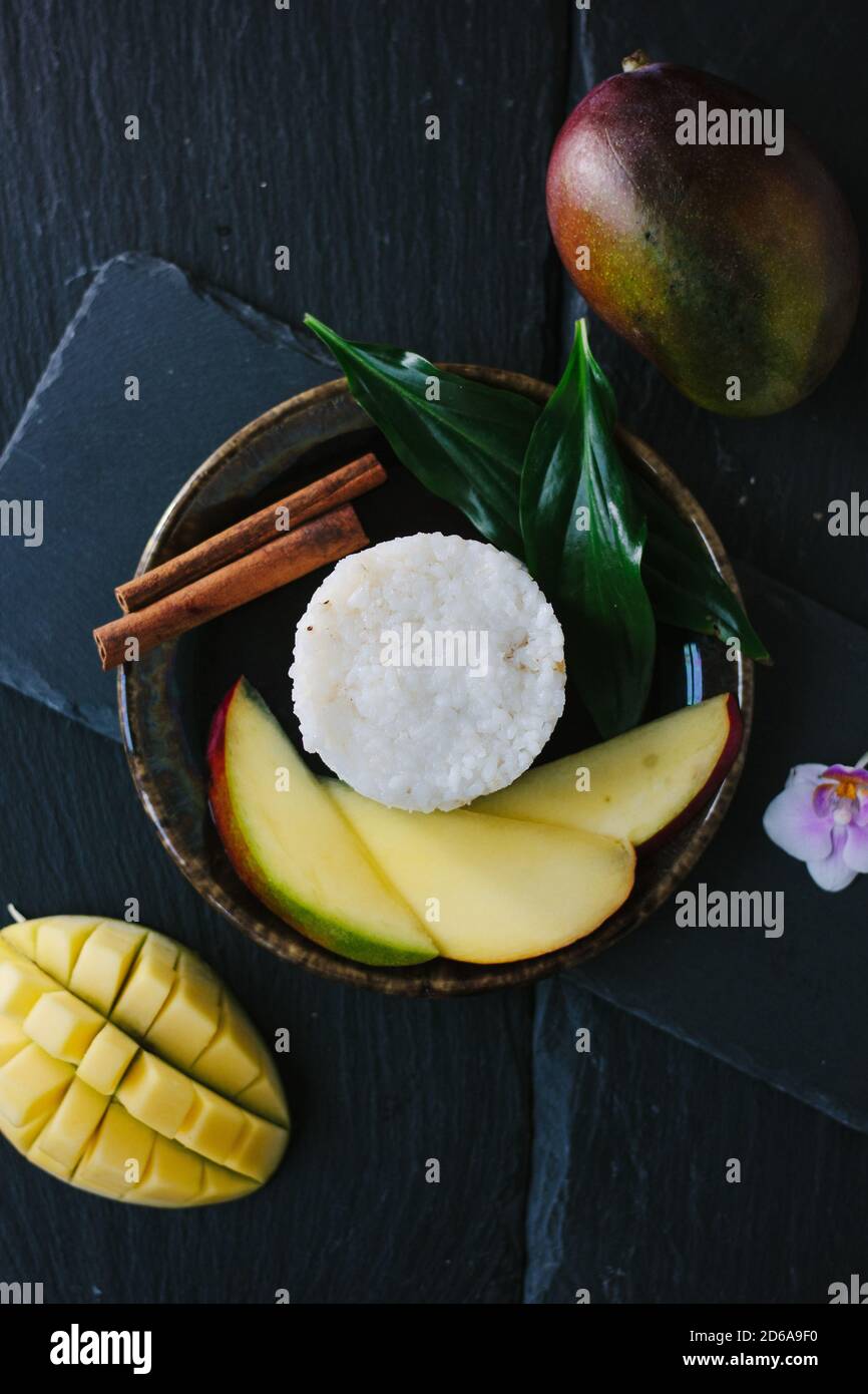 Top view of mango and sticky rice on ceramic plate Stock Photo - Alamy