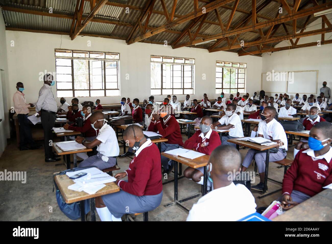 Kampala, Uganda. 15th Oct, 2020. Students wearing face masks attend ...