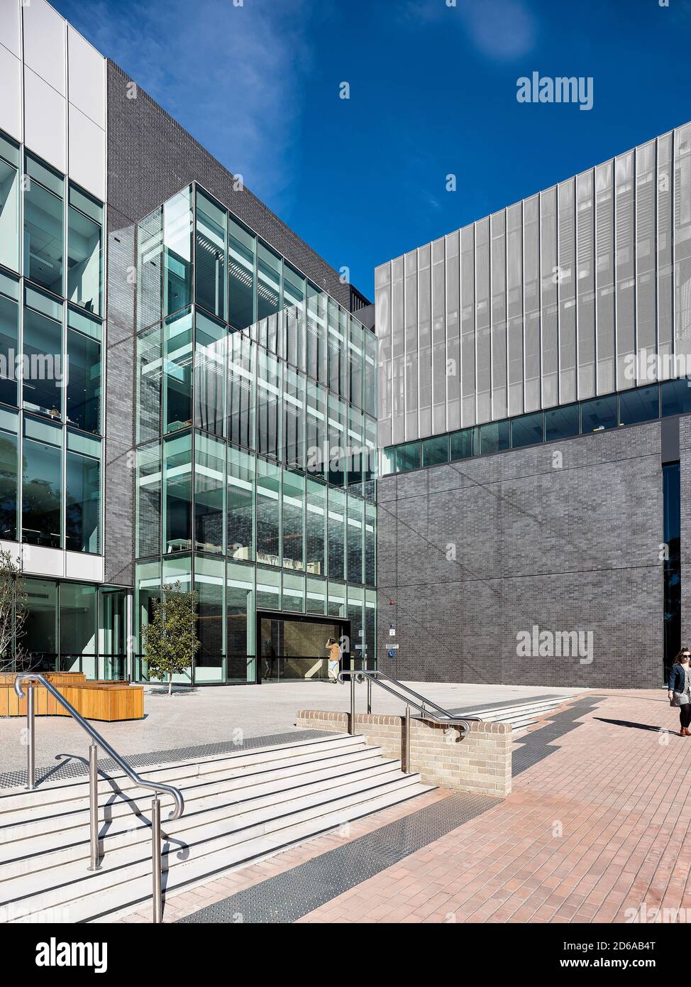 Building main entrance and forecourt. University of Wollongong Western ...