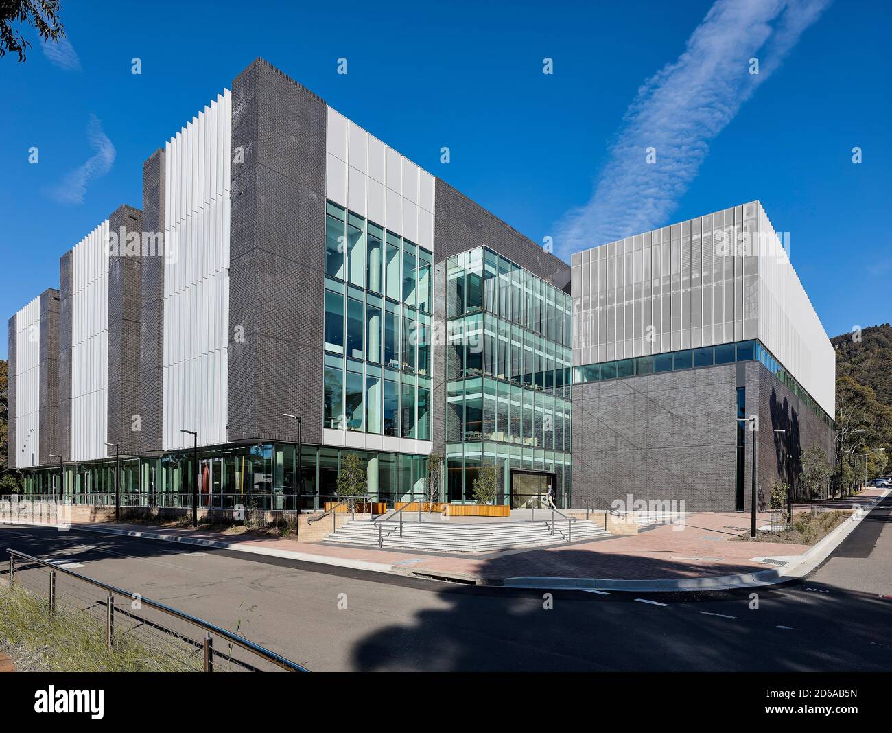 Building main entrance. University of Wollongong Western Building ...