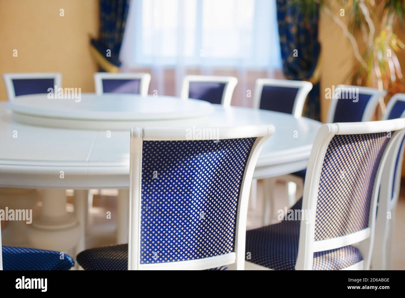 Round table conference hi-res stock photography and images - Alamy