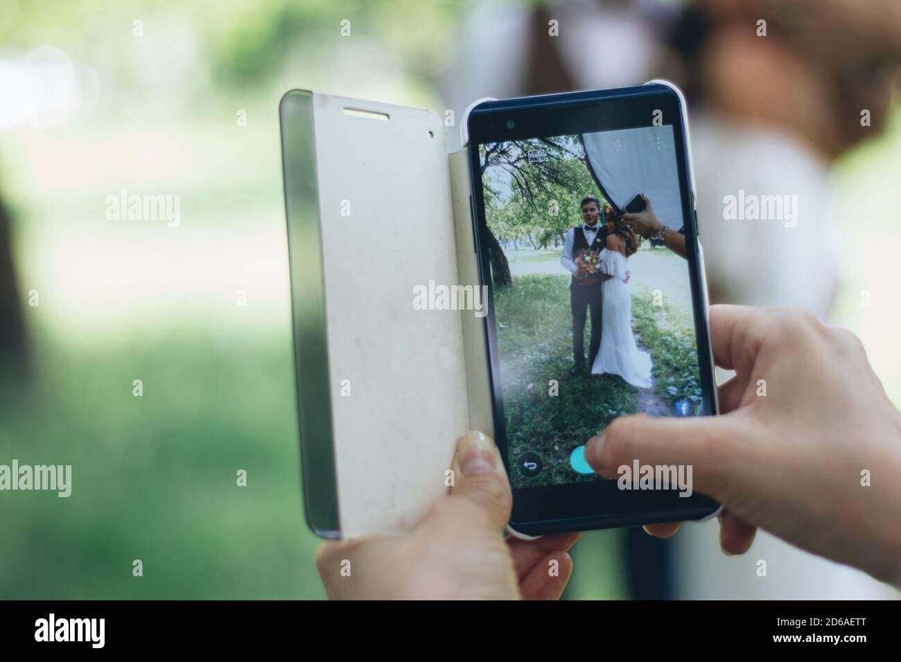 Mobile phone wedding bride photographer hi-res stock photography and ...