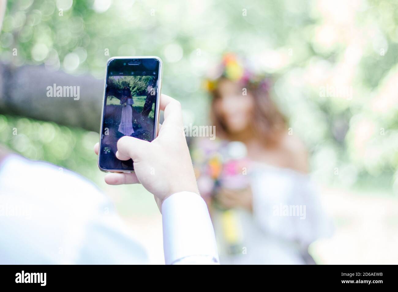 Mobile phone wedding bride photographer hi-res stock photography and ...