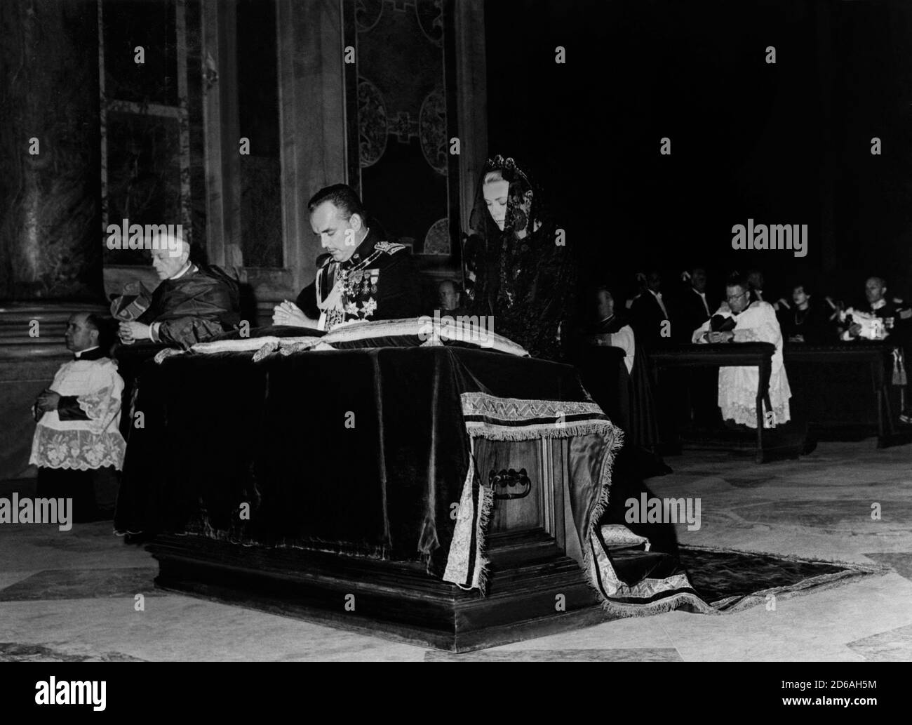 La basilica di san pietro in vaticano Black and White Stock Photos ...