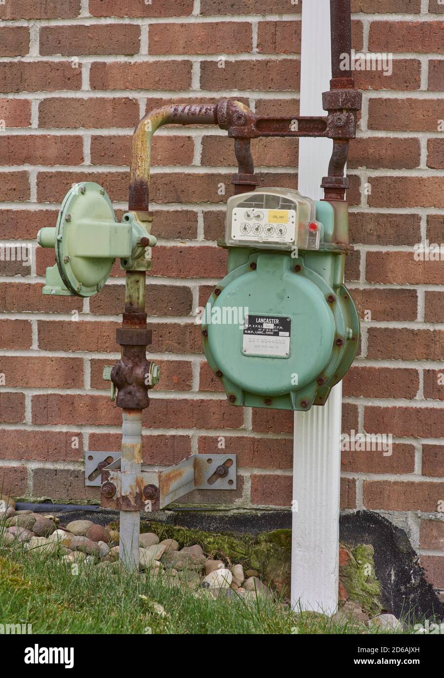 Natural gas meter attached to side of house Stock Photo - Alamy