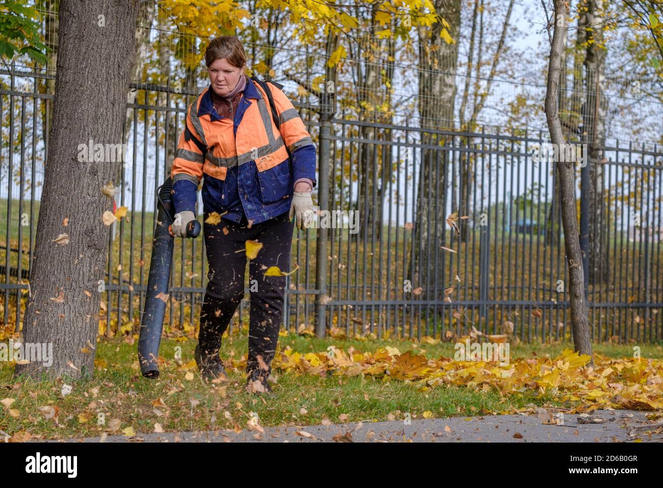 Leaf blower female hi-res stock photography and images - Alamy
