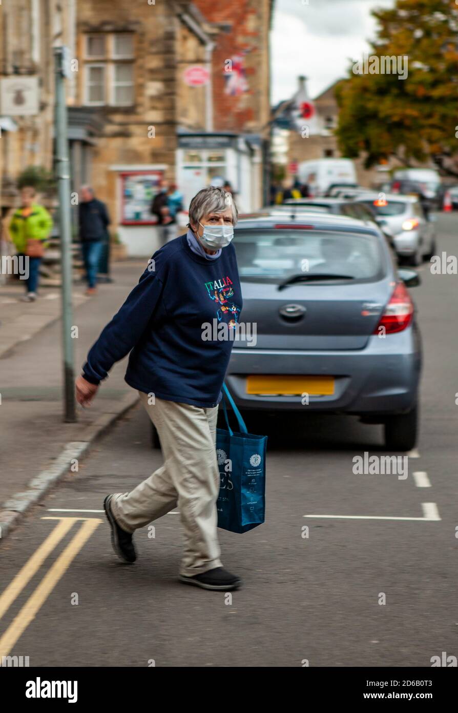 People in the street wearing face mask Stock Photo - Alamy