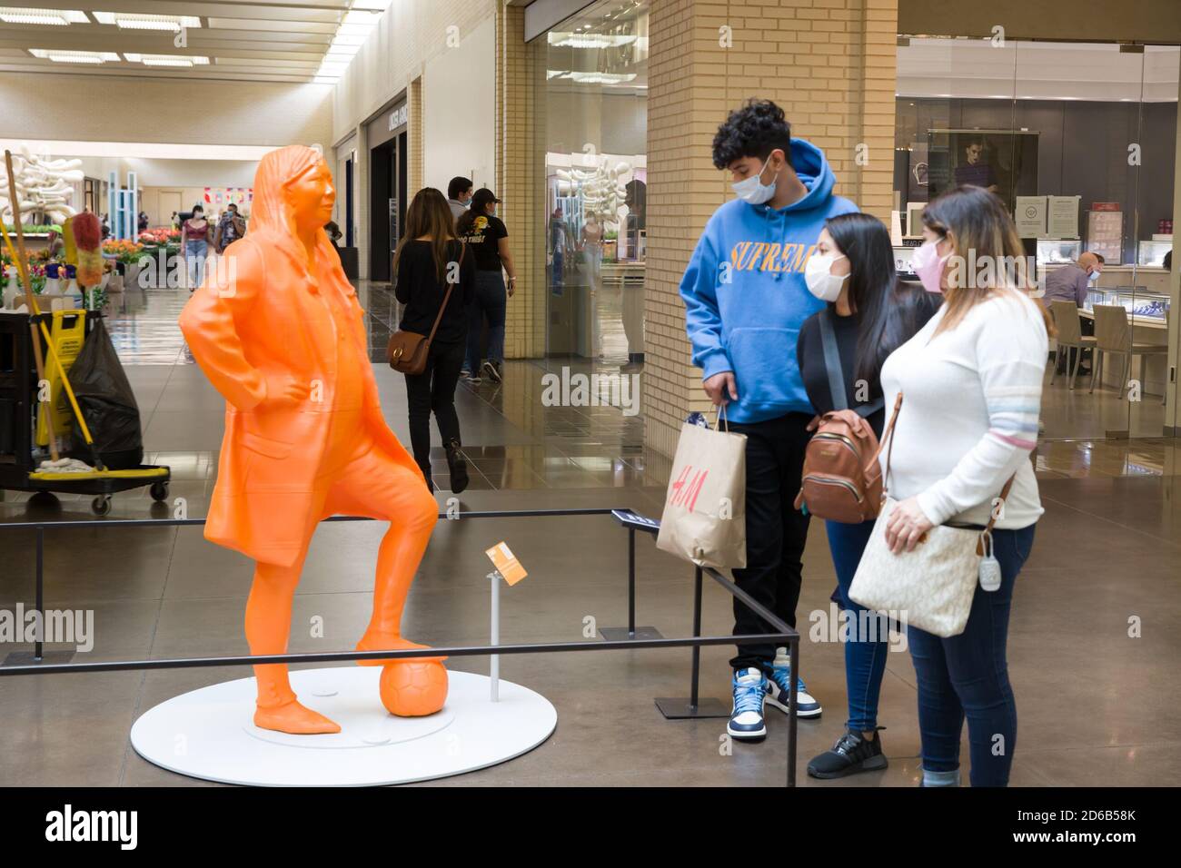 Statue on display hi-res stock photography and images - Alamy