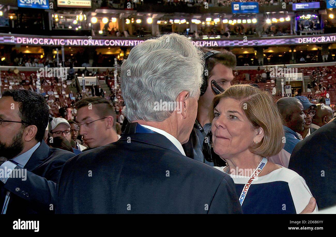 Tv news anchor and correspondent hi-res stock photography and images ...