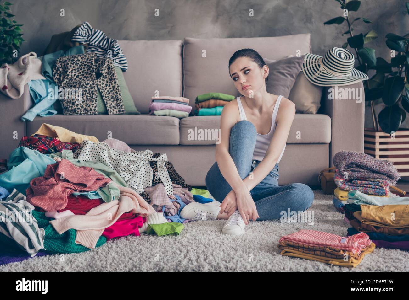 House shopping disappointed hi-res stock photography and images - Alamy