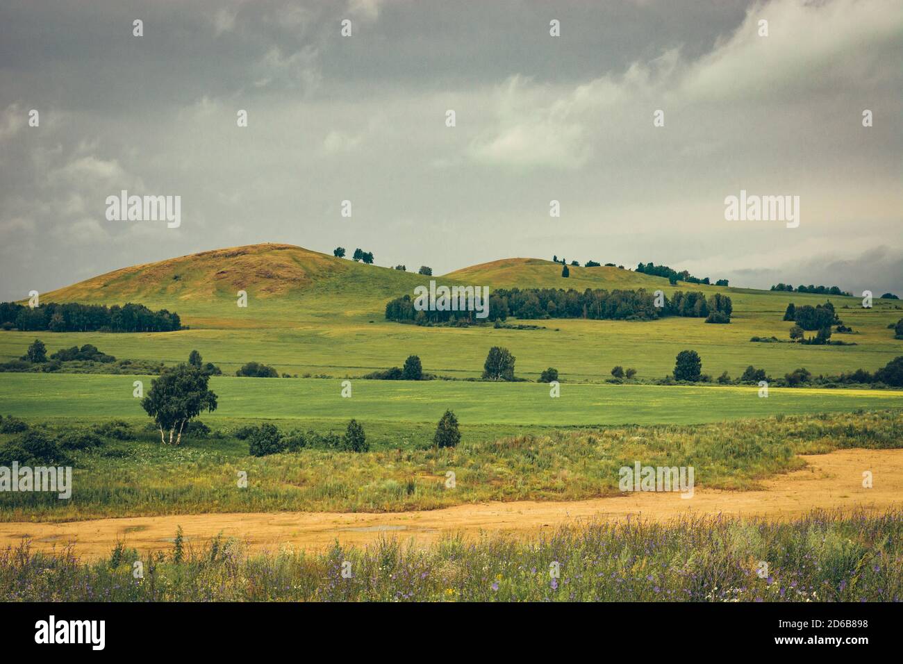 Hilly and green landscape hi-res stock photography and images - Alamy