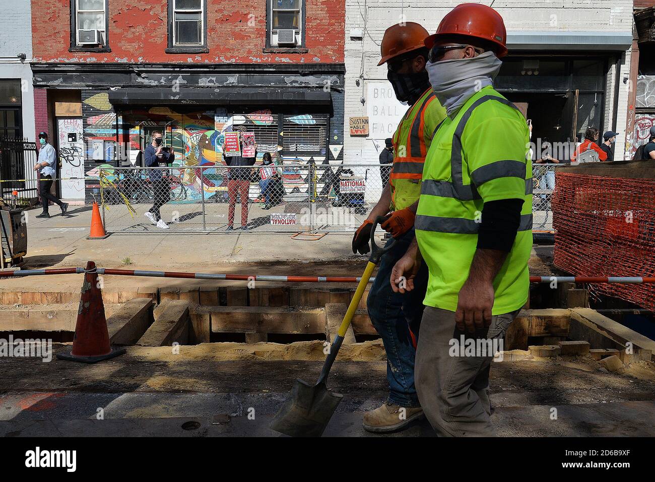 Stop build new york hi-res stock photography and images - Alamy
