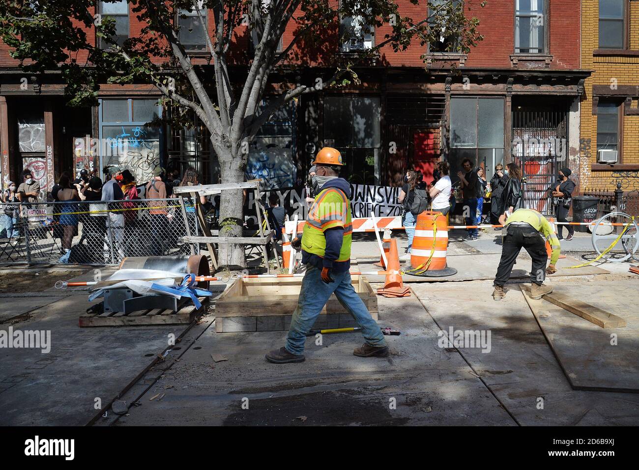 Stop build new york hi-res stock photography and images - Alamy