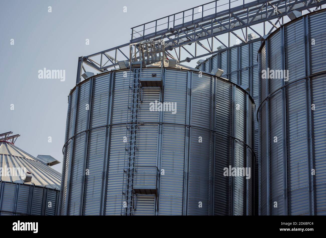 Construction of a metal grain storage. Cylinder silos for wheat, corn ...