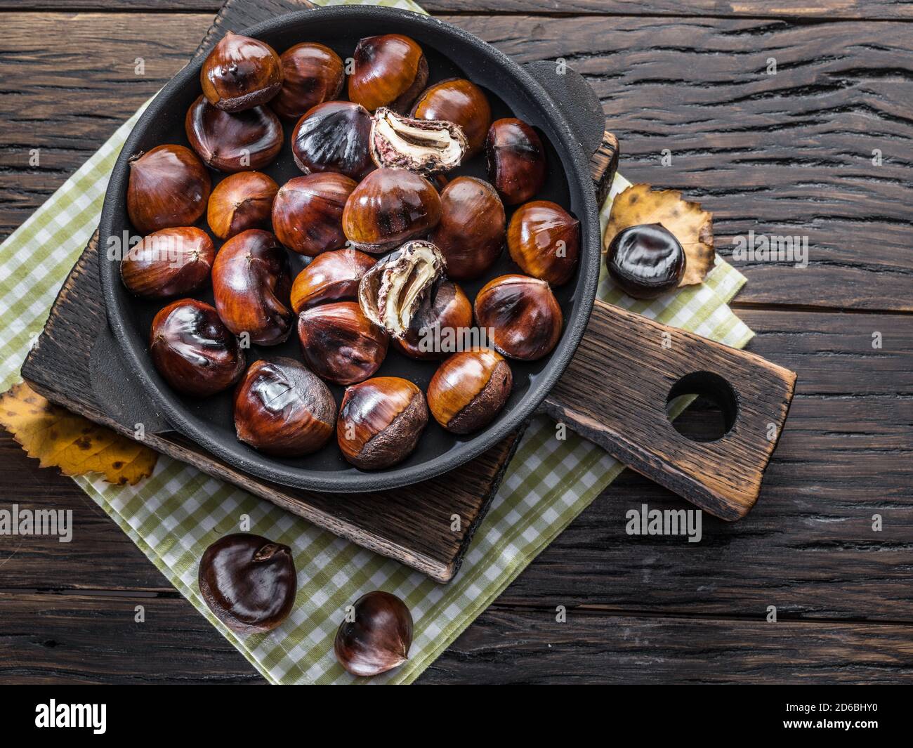 Roasted edible chestnut fruits in the pan. Top view Stock Photo - Alamy
