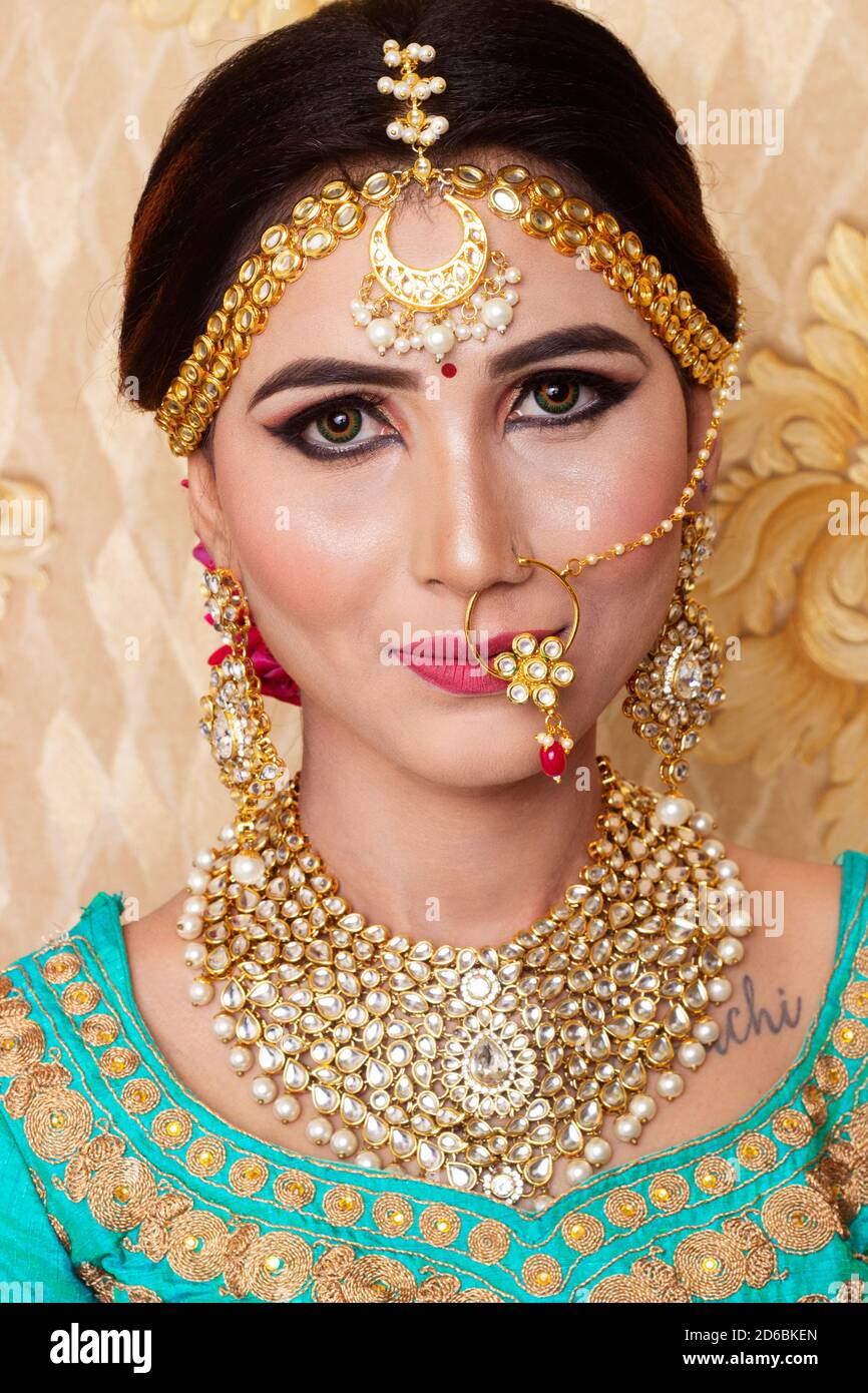 Indian model wearing traditional Maharashtrian bridal green sari and ...