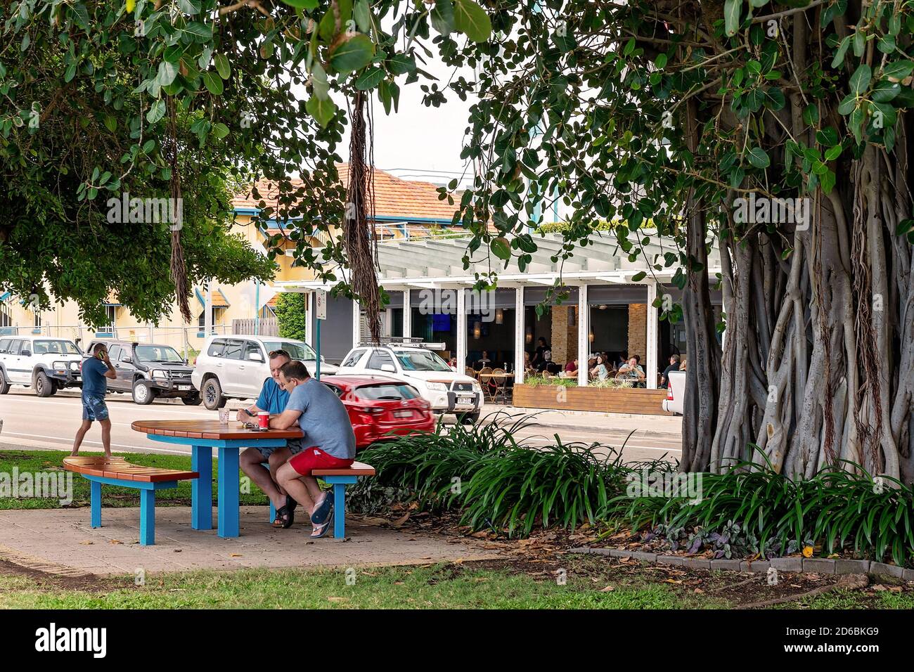 Two people under shade tree hi-res stock photography and images - Alamy