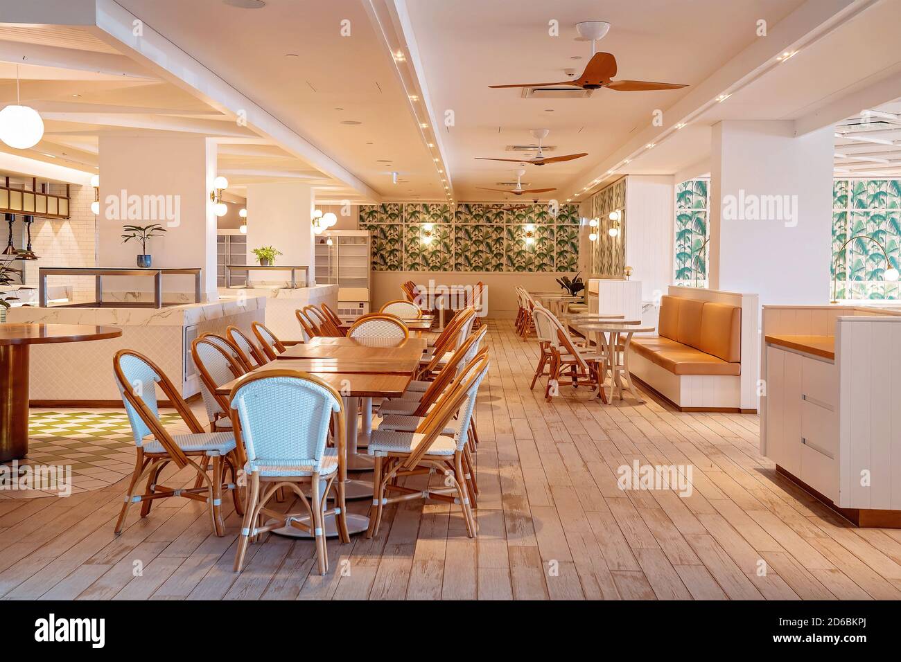 Empty restaurant booth hi-res stock photography and images - Alamy