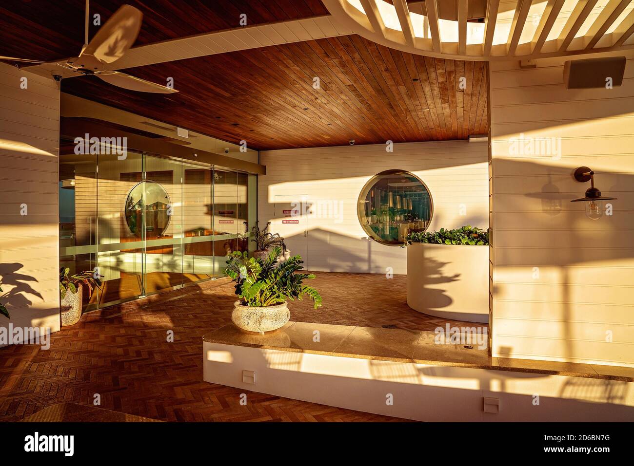 Modern luxury hotel foyer hi-res stock photography and images - Alamy