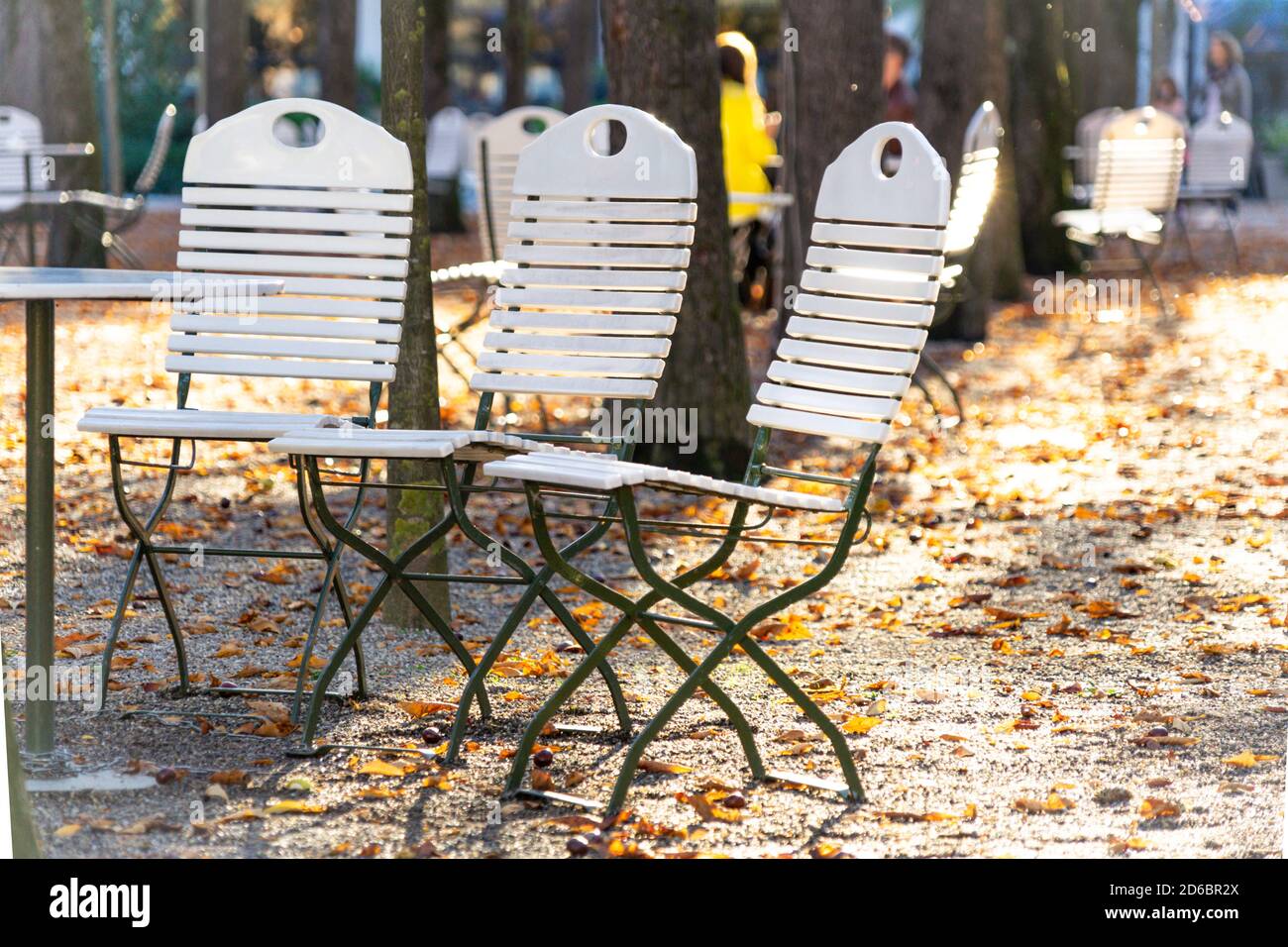 Three empty chairs hi-res stock photography and images - Alamy