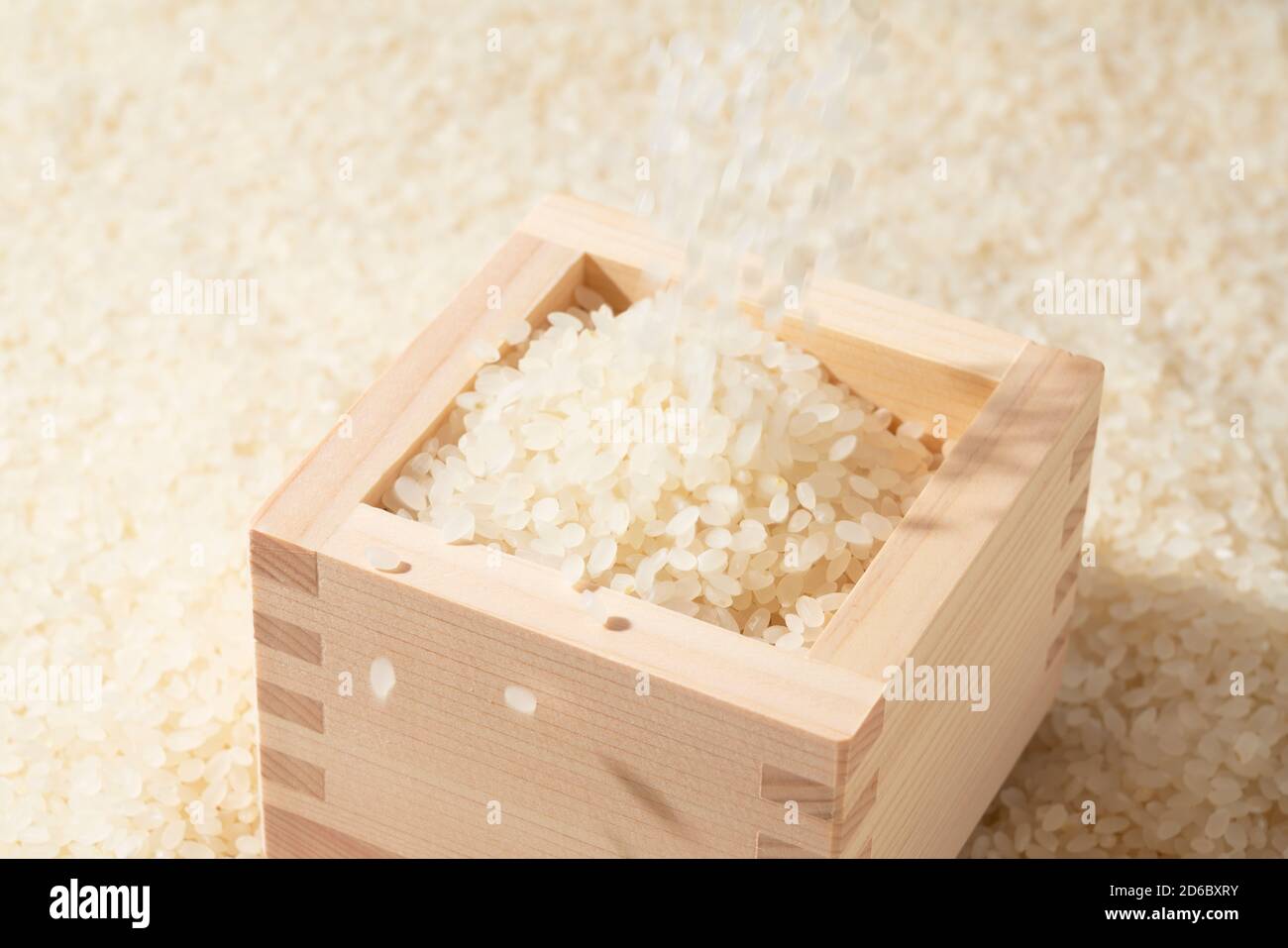 Drop the rice onto the white rice laid out and the masu placed there ...
