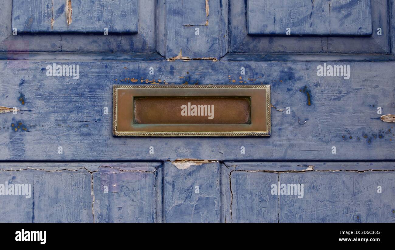 Old fashioned letterbox hi-res stock photography and images - Alamy