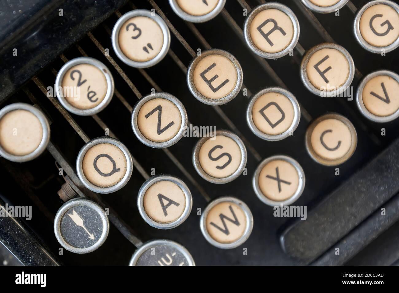 Black antique typewriter hi-res stock photography and images - Alamy