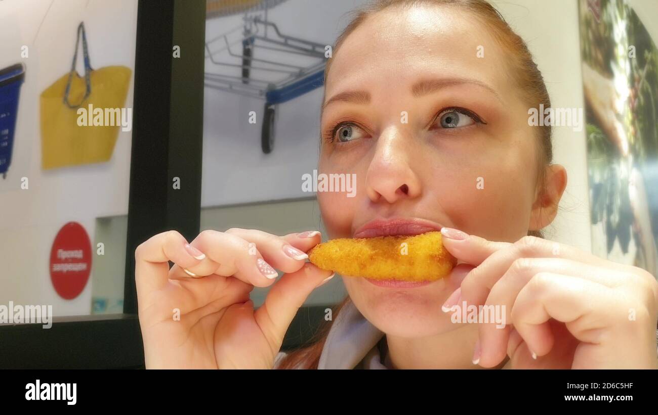 woman eating fried chicken in fast food restaurant Stock Photo - Alamy