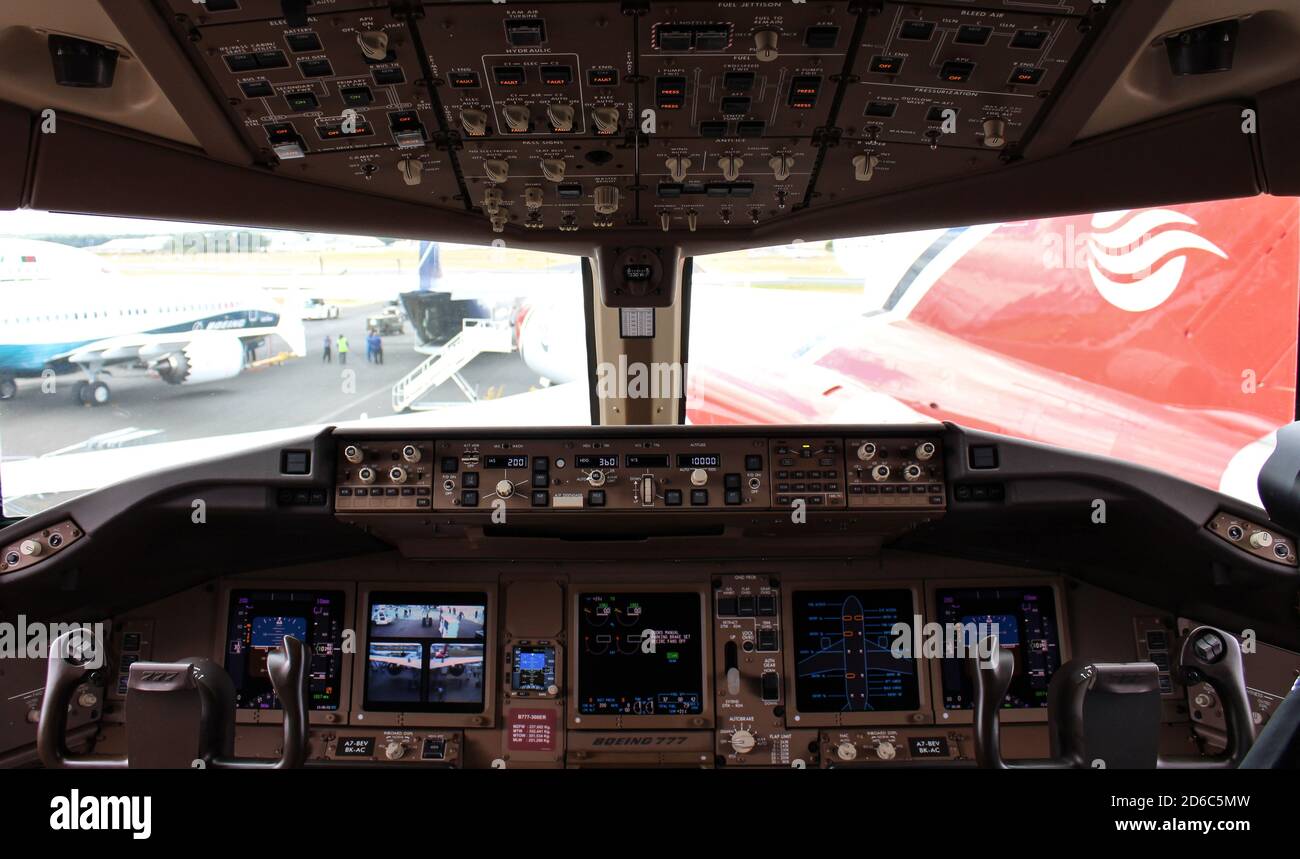 Boeing 777-300 Cockpit Stock Photo - Alamy