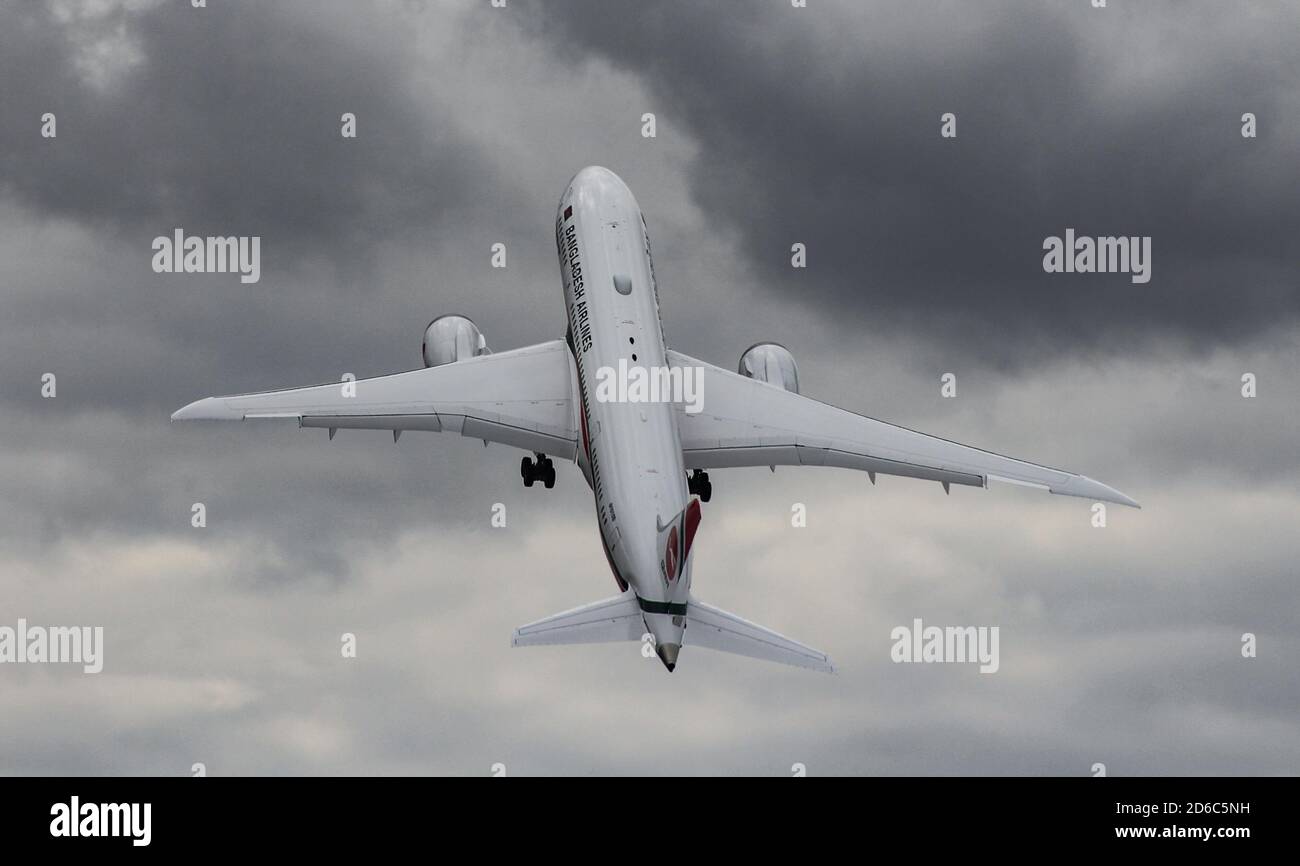 Boeing 787 Dreamliner performs an almost vertical climbout Stock Photo ...