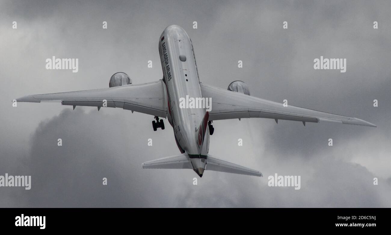 Boeing 787 vertical take off Stock Photo - Alamy