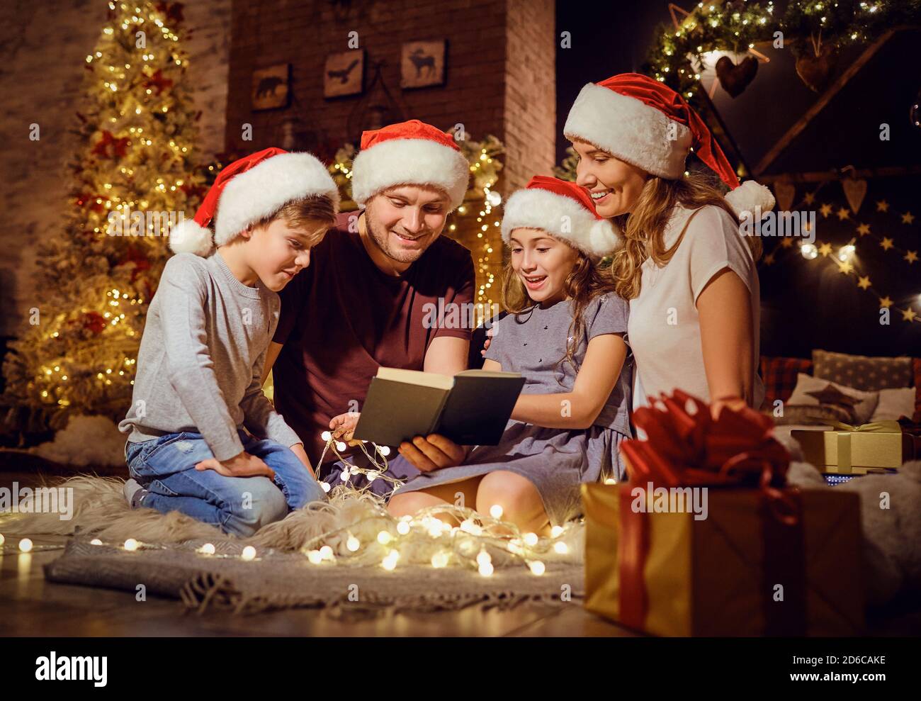 Reading at christmas hi-res stock photography and images - Alamy