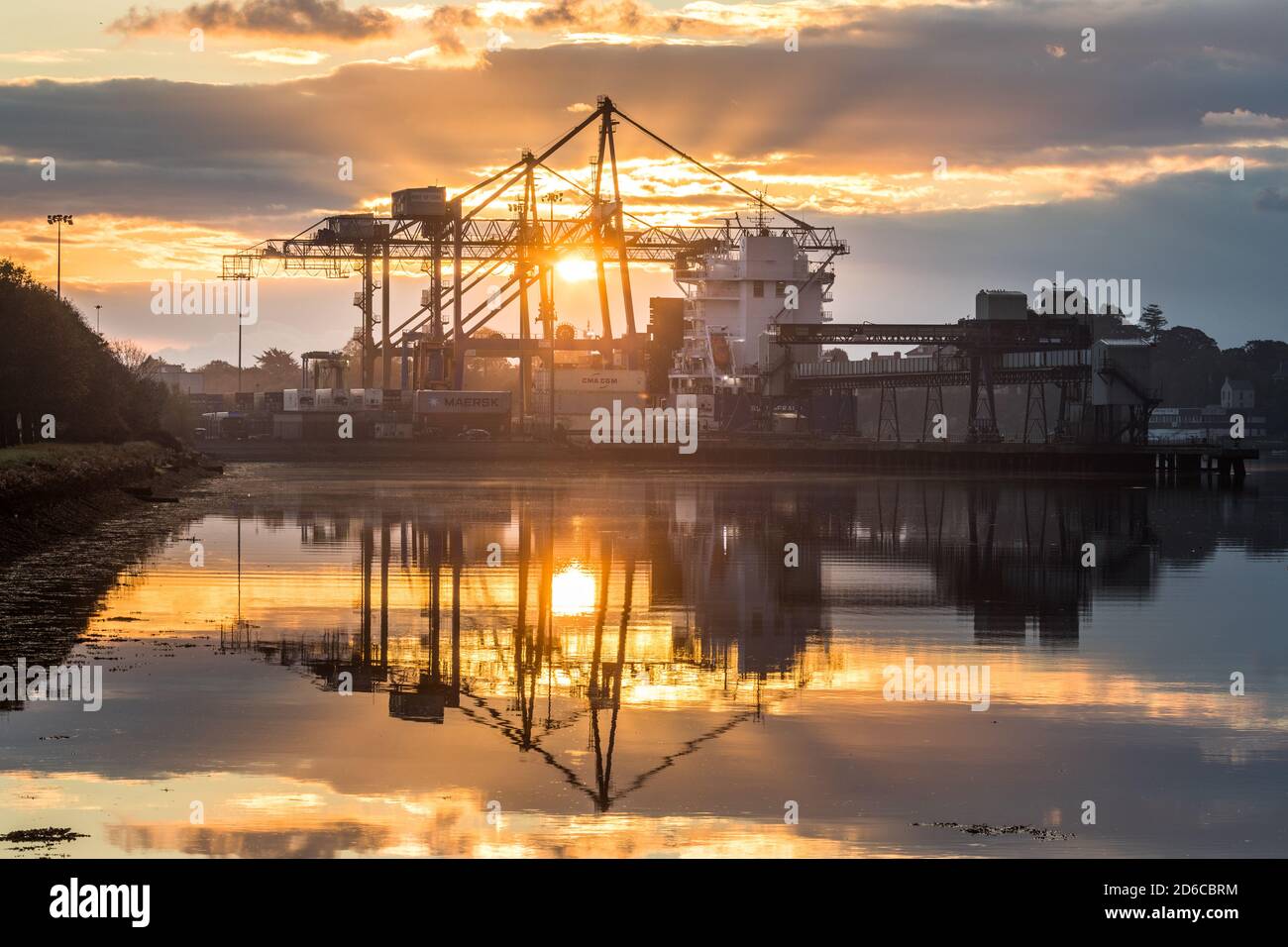 Port docks container hi-res stock photography and images - Alamy