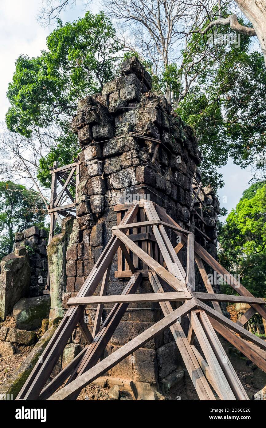 Prasat Krahom Hindu Temple in Koh Ker. Koh Ker temples group famous ...