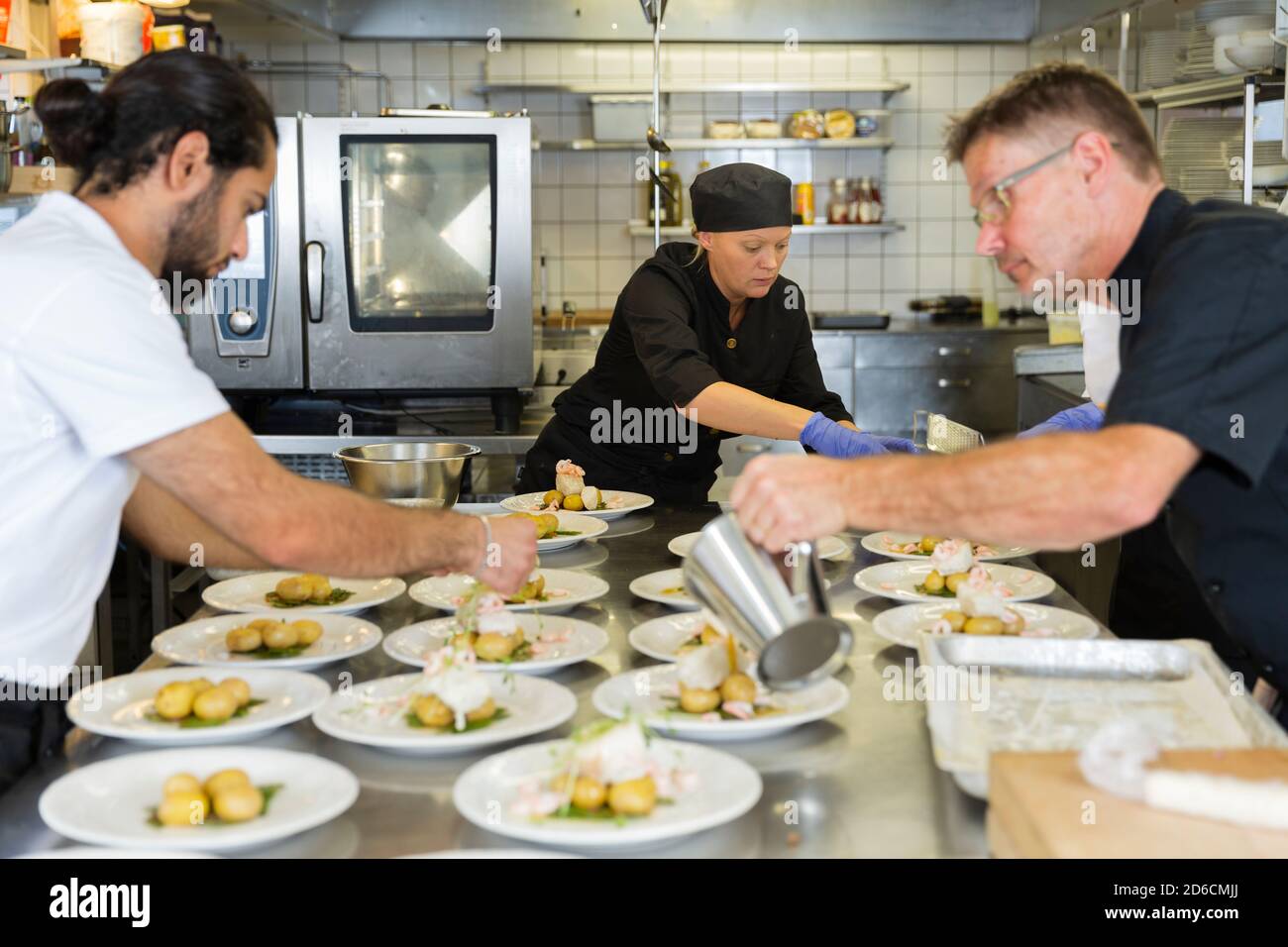 People working in restaurant hi-res stock photography and images - Alamy