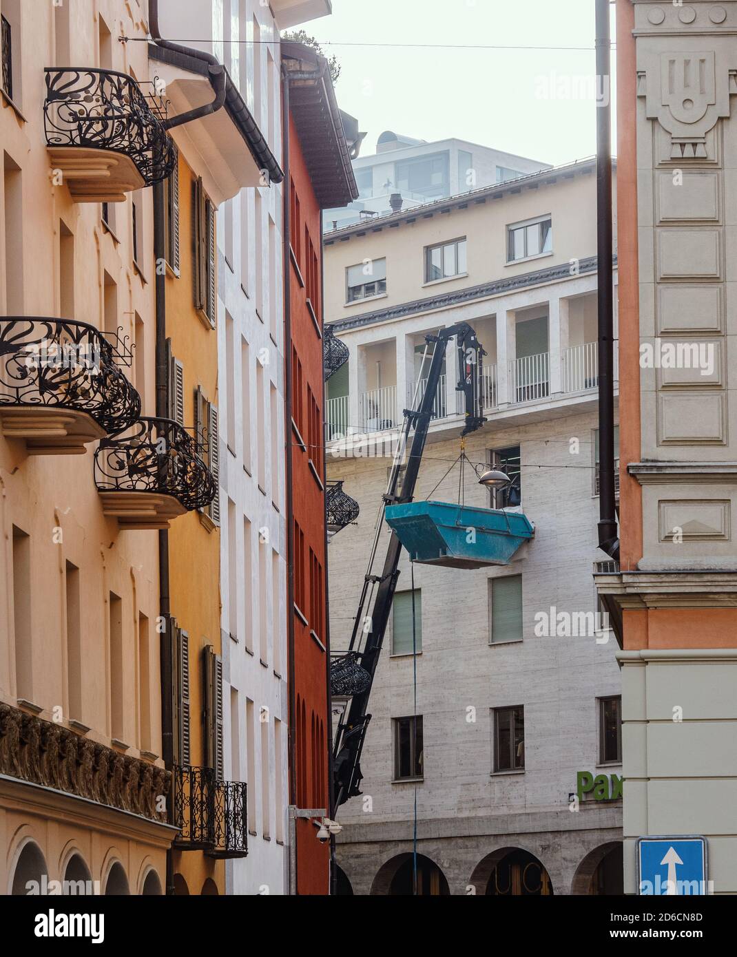 Crane moving load hi-res stock photography and images - Alamy