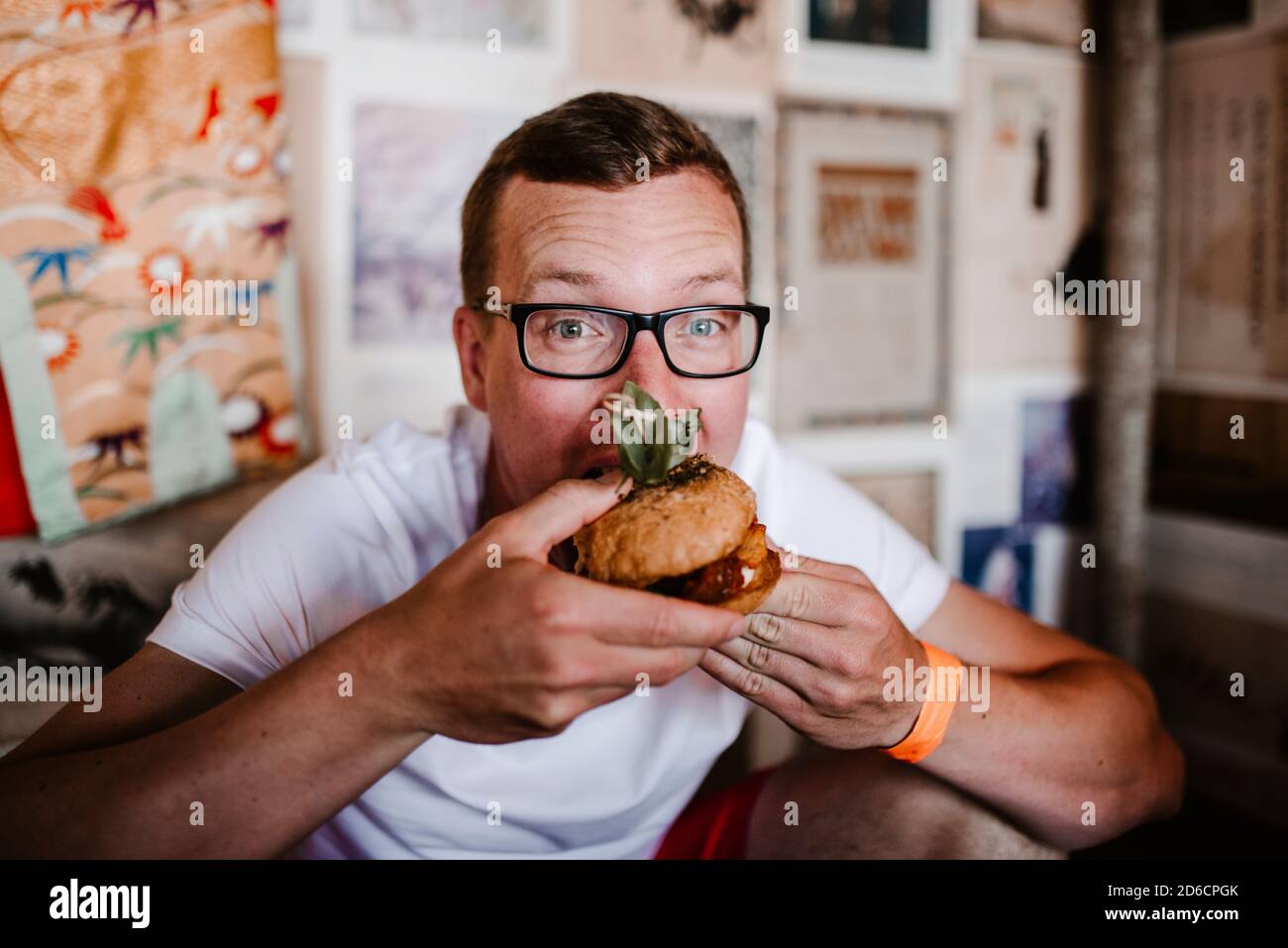 Man eating burger Stock Photo - Alamy