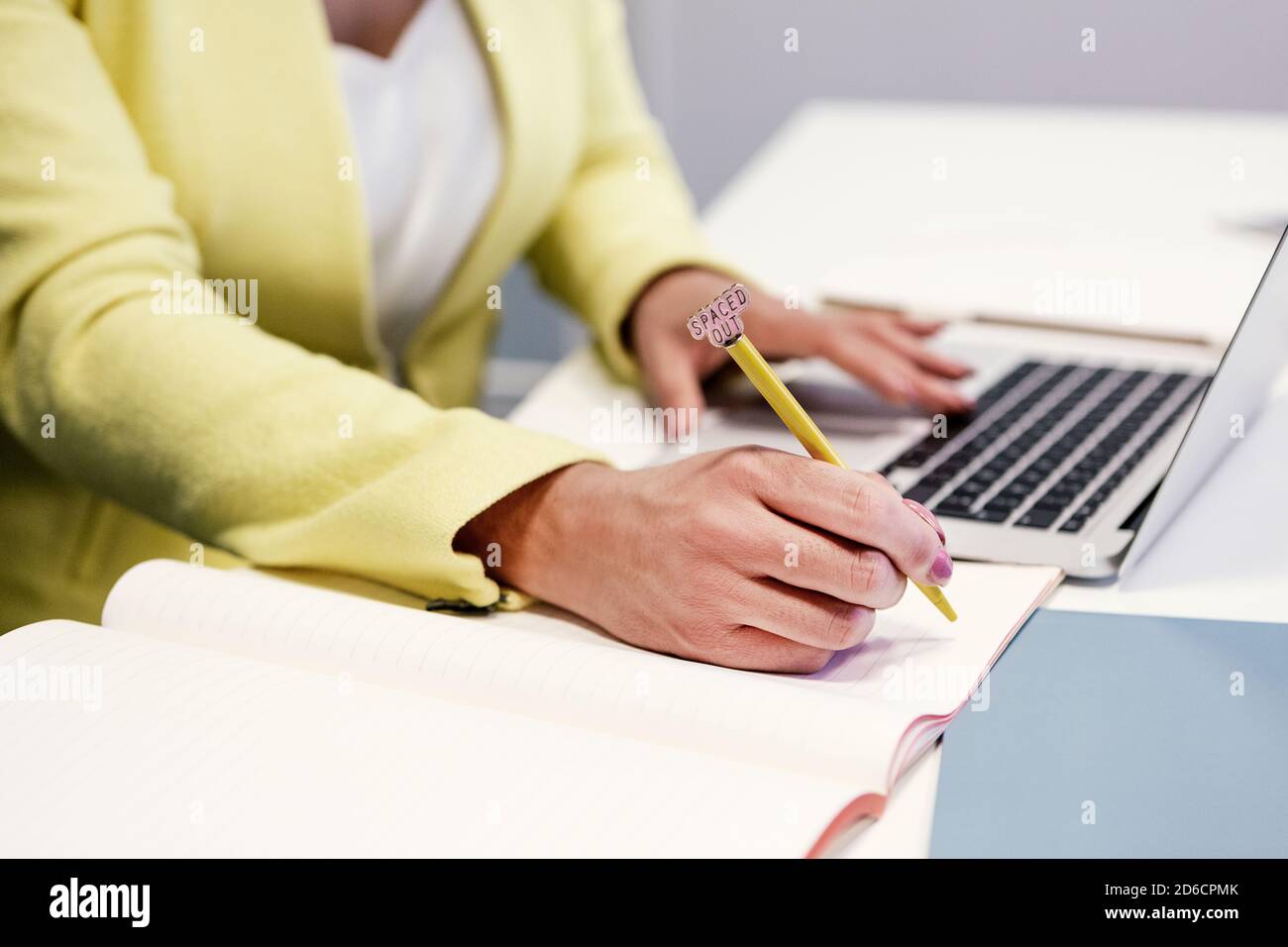 Hand with pen writing Stock Photo - Alamy
