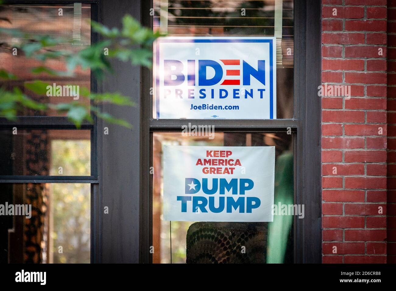 Biden campaign signs hi-res stock photography and images - Alamy