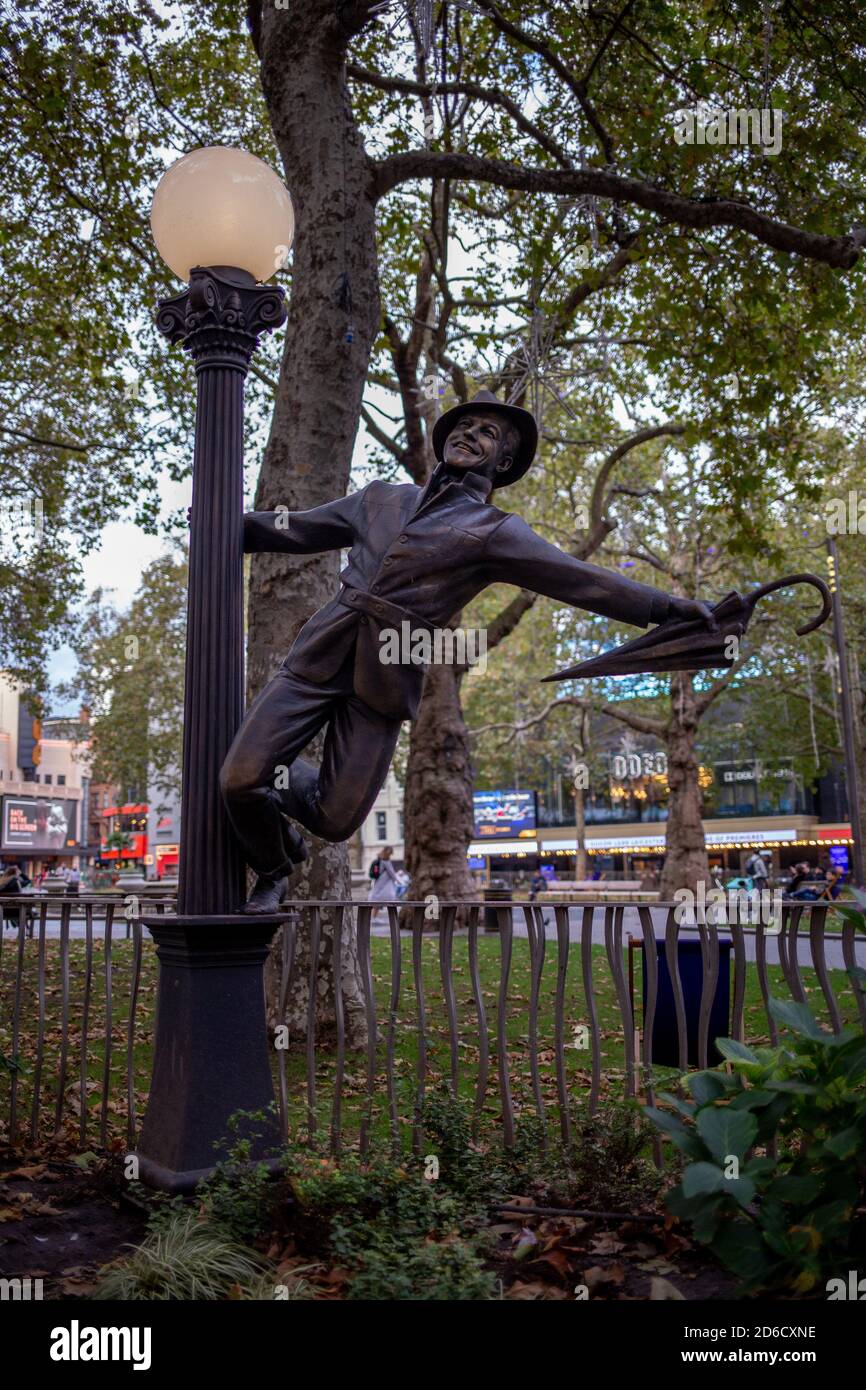 A bronze statue depicting a scene from Singing In The Rain featuring ...