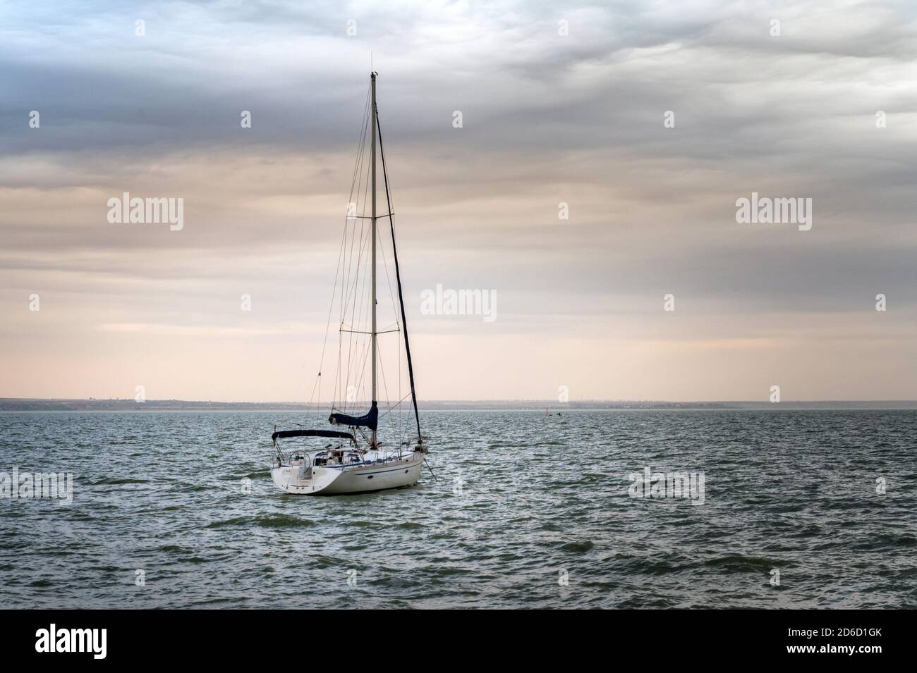 Picture of boat with a mast at sea Stock Photo - Alamy