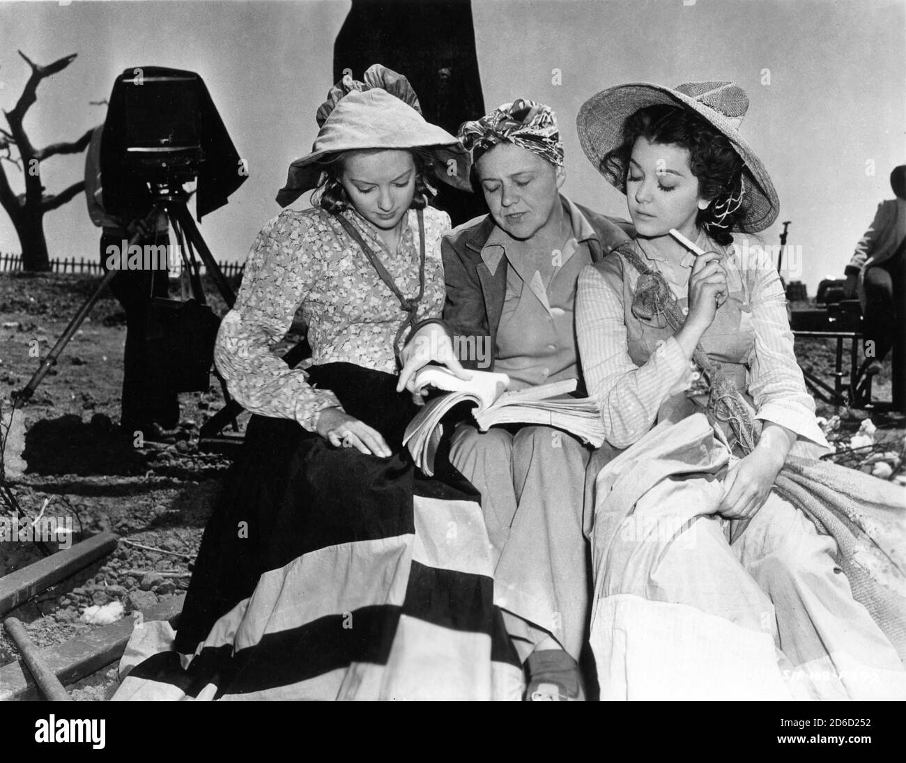 EVELYN KEYES Technical Advisor SUSAN MYRICK and ANN RUTHERFORD on set ...