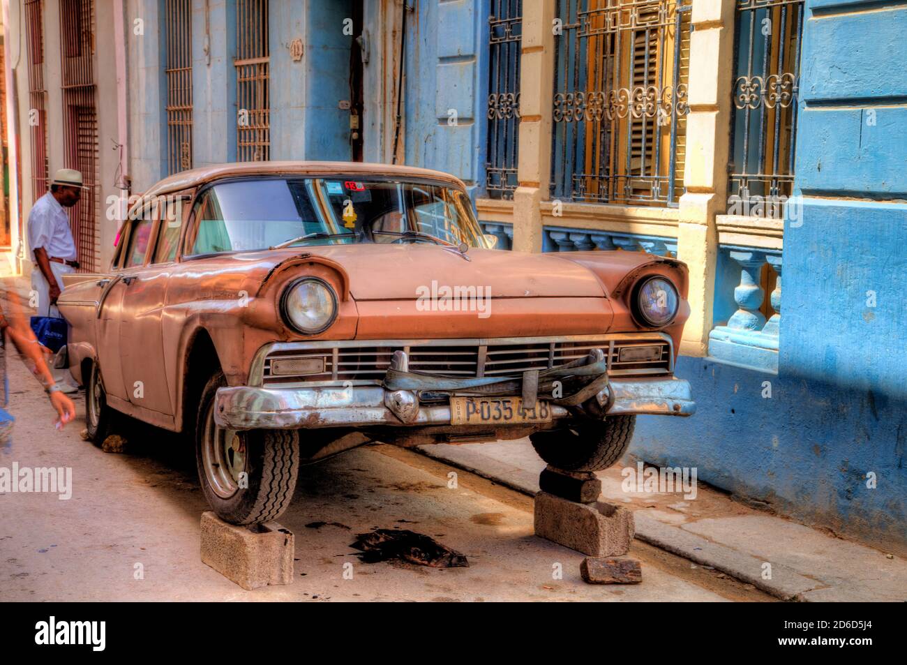Car up on blocks hi-res stock photography and images - Alamy