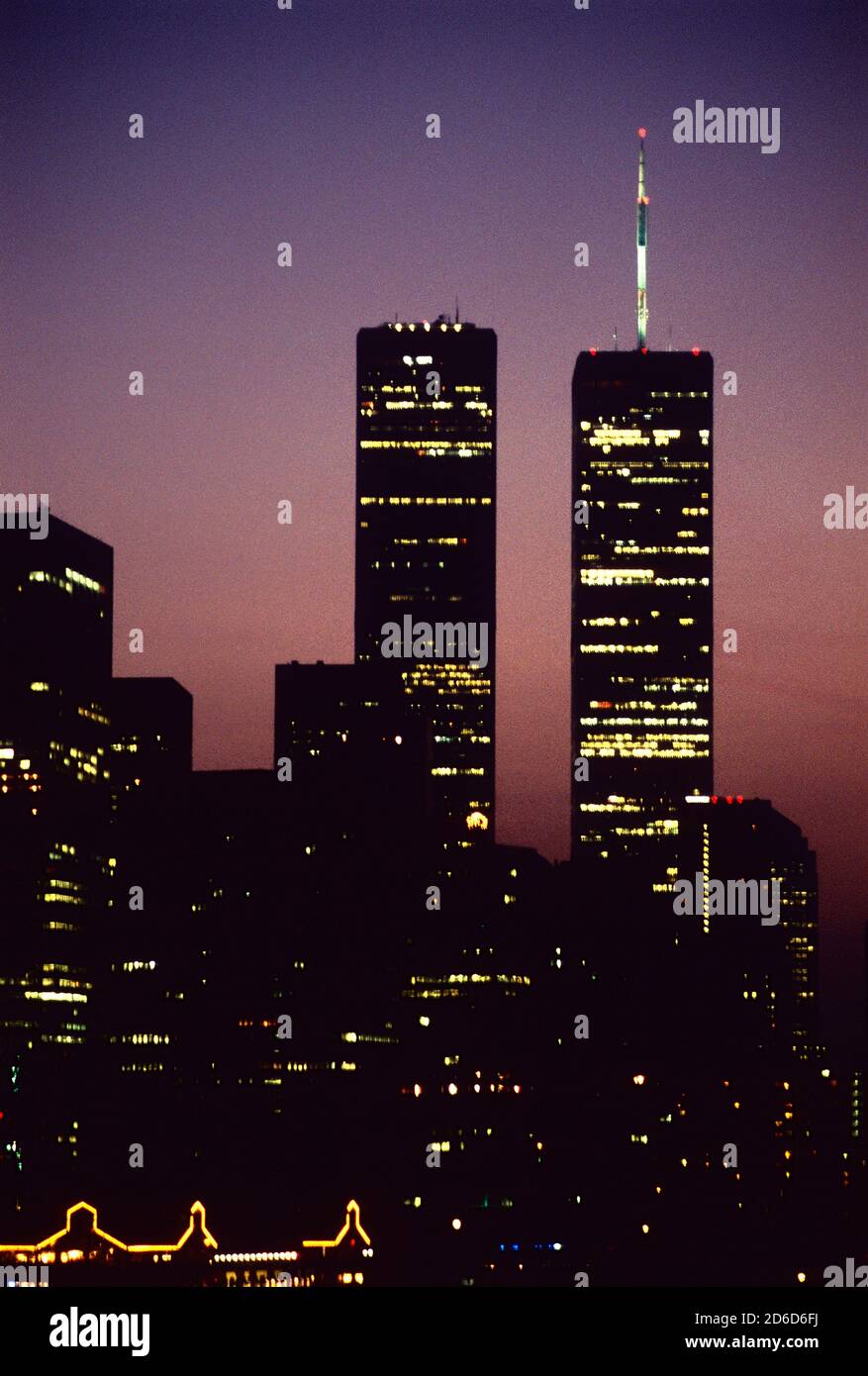 New york city skyline 1990 hi-res stock photography and images - Alamy