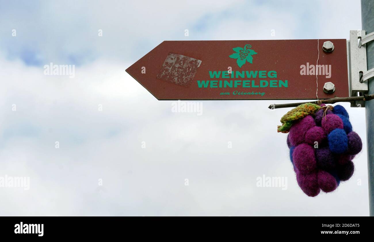 Vineyard trail sign hi-res stock photography and images - Alamy