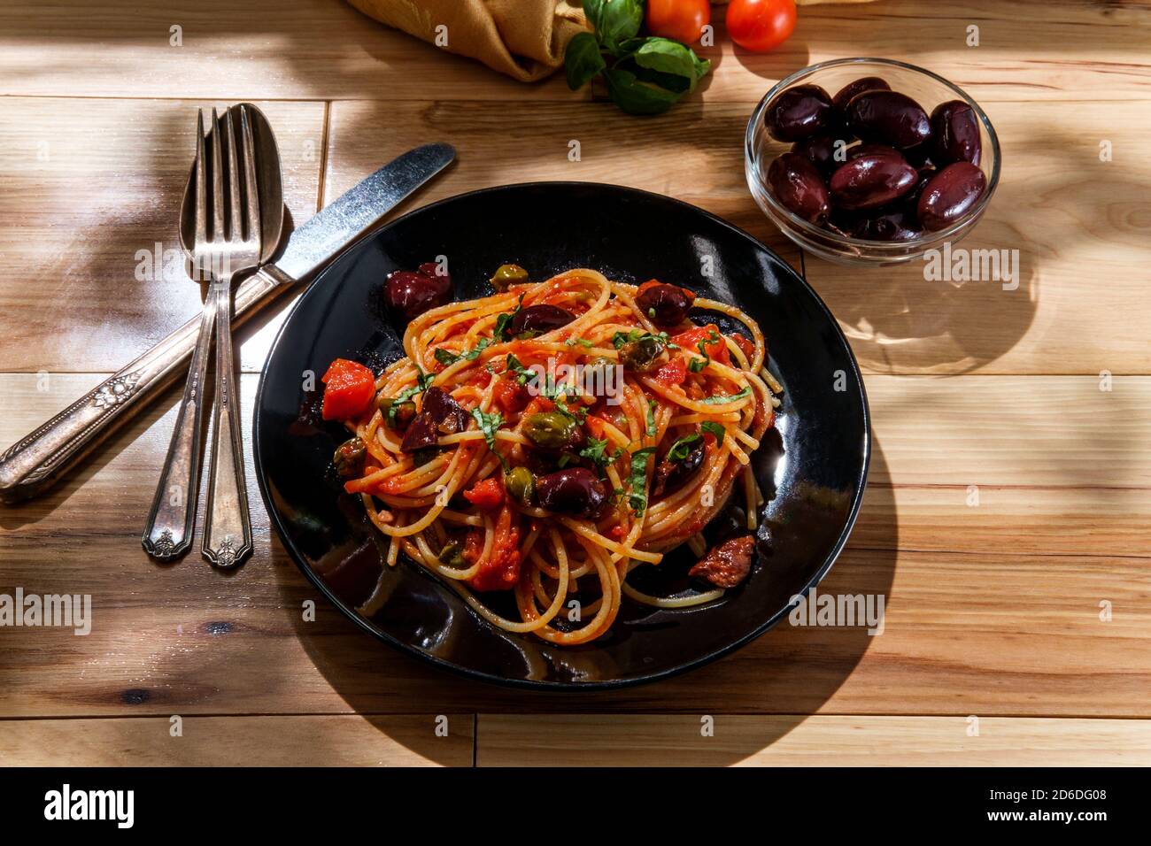Delicious Italian spaghetti alla puttanesca with kalamata olives and ...