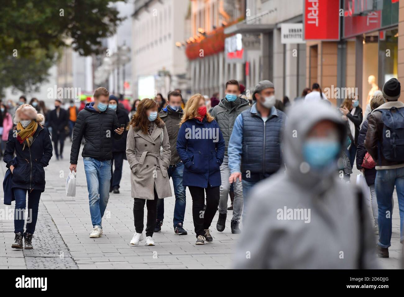 Munich, Deutschland. 15th Oct, 2020. Mask compulsory in the pedestrian ...