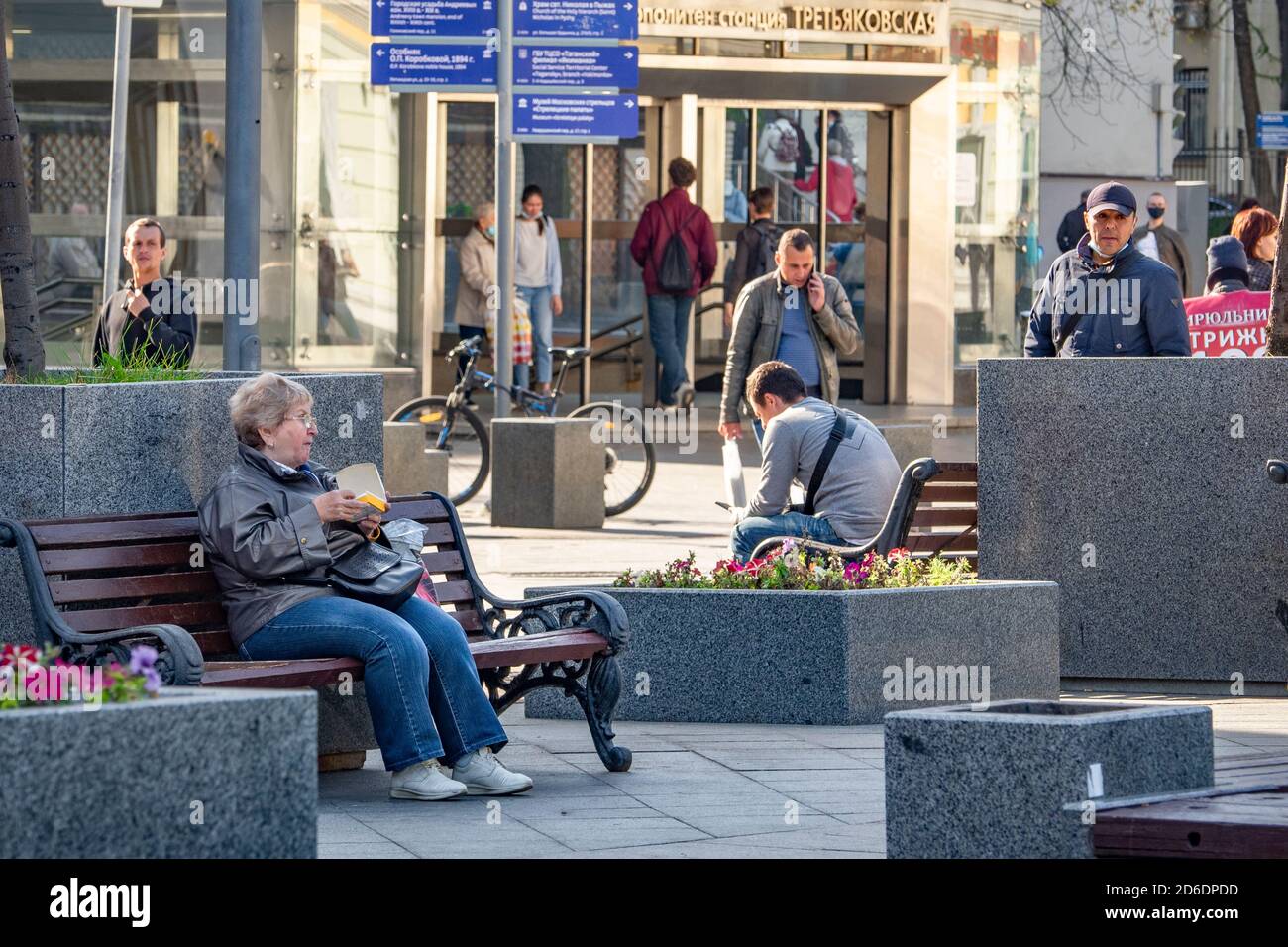 People on the streets of Moscow, Russia Stock Photo - Alamy
